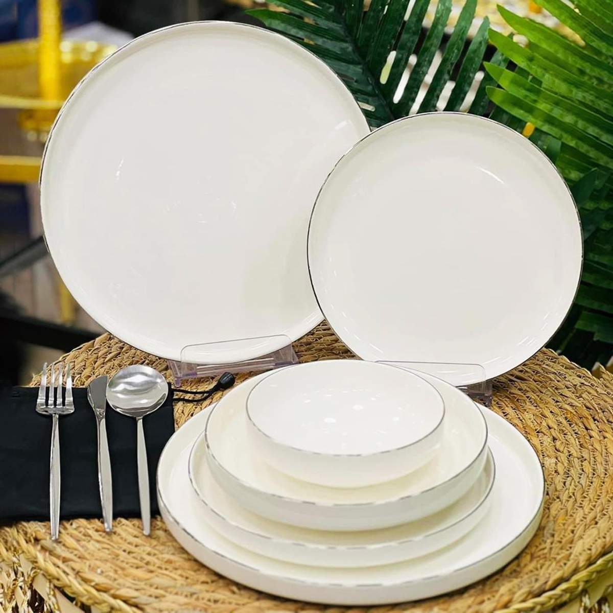 Service à table en porcelaine 24 pièces en blanc et doré
